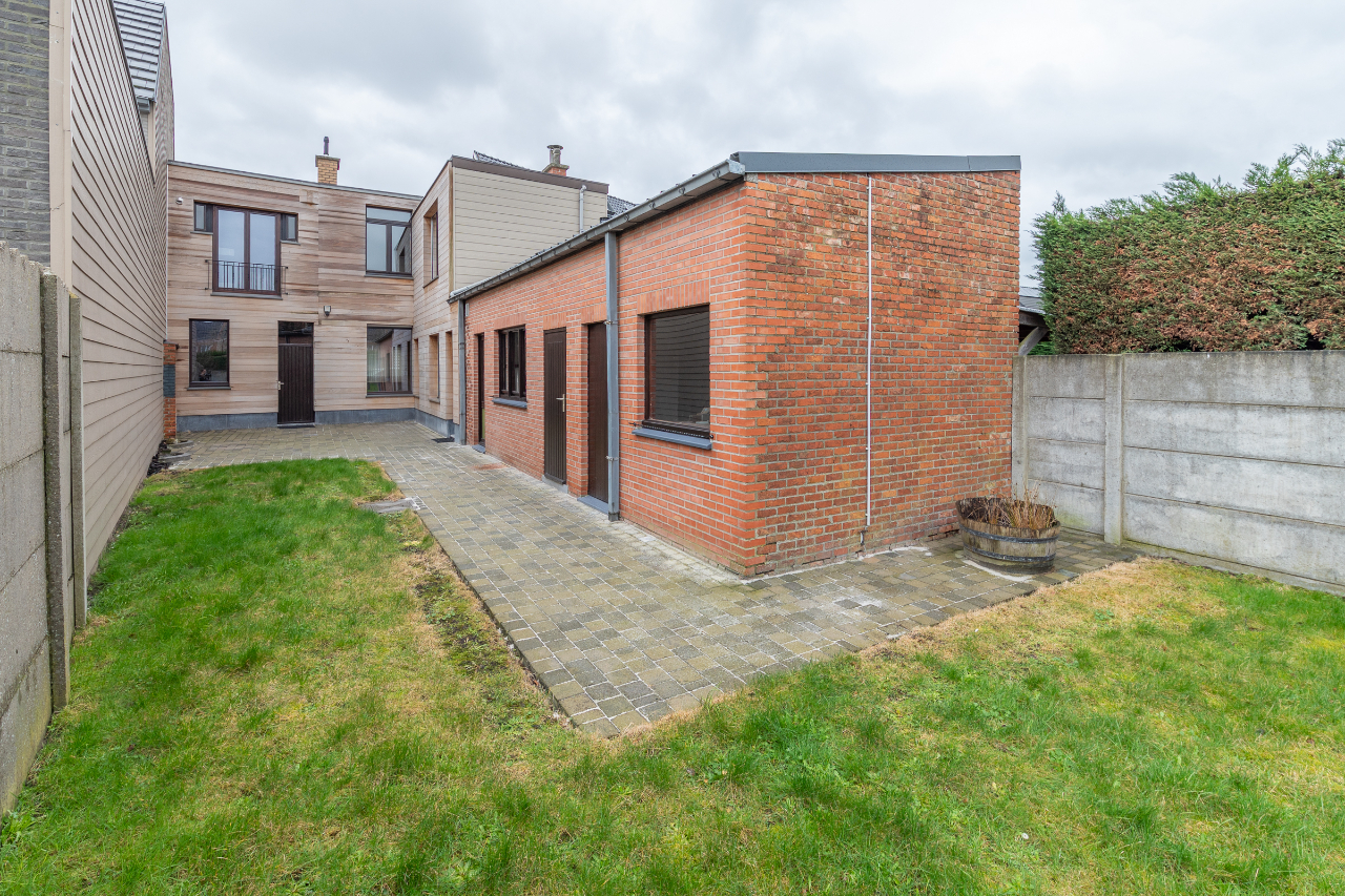 Ruime woning met 4 slaapkamers, garage en tuin nabij het centrum van Lokeren!